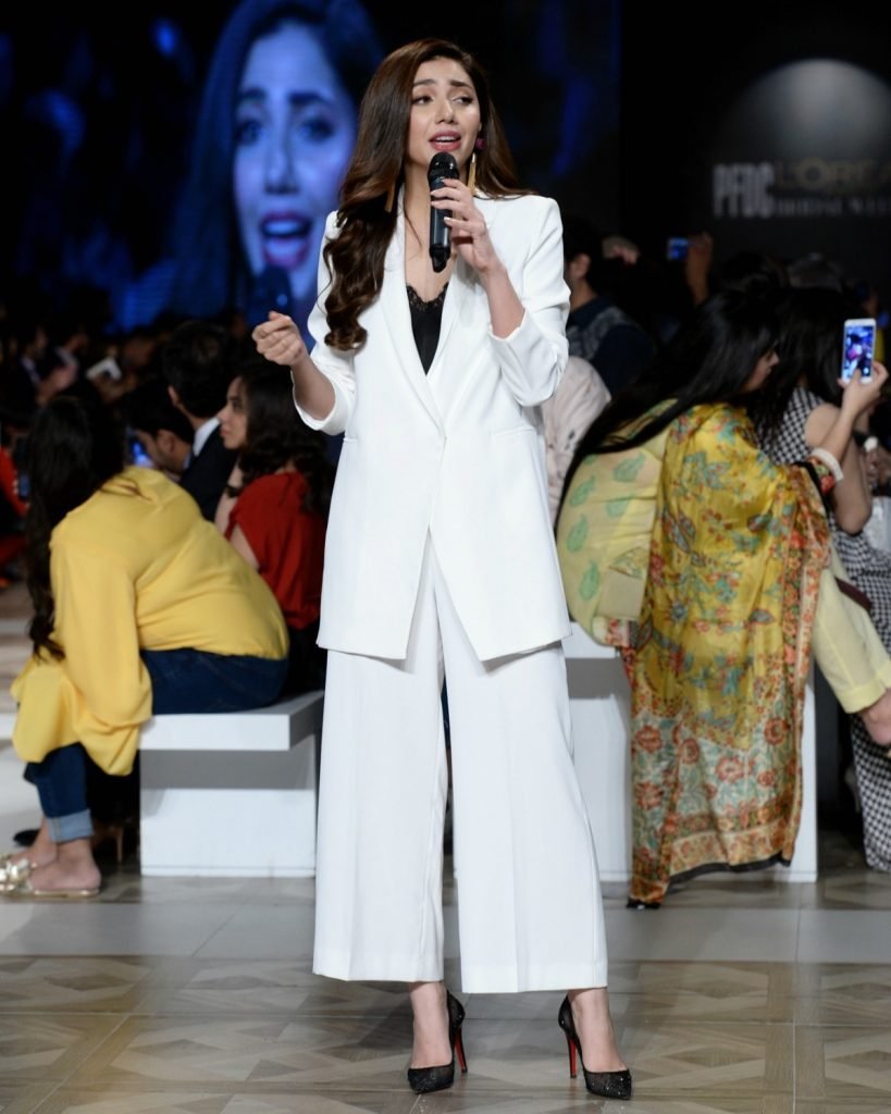 5 Times Mahira Khan Taught Us How to Nail the Monochrome Look! - Niche